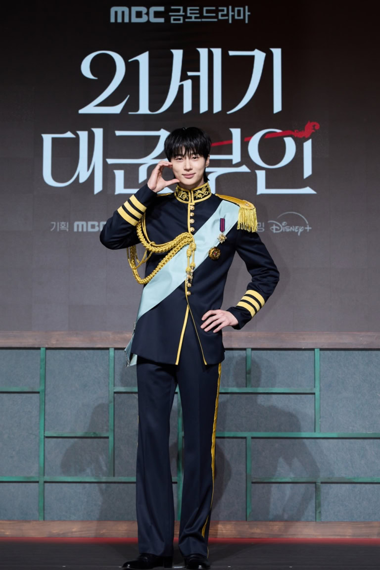【韓国エンタメ】IU×ビョン・ウソクW主演 ドラマ『21世紀の大君夫人』最強ビジュコンビが演じる王族と財閥令嬢の身分を超えた恋から目が離せない ...