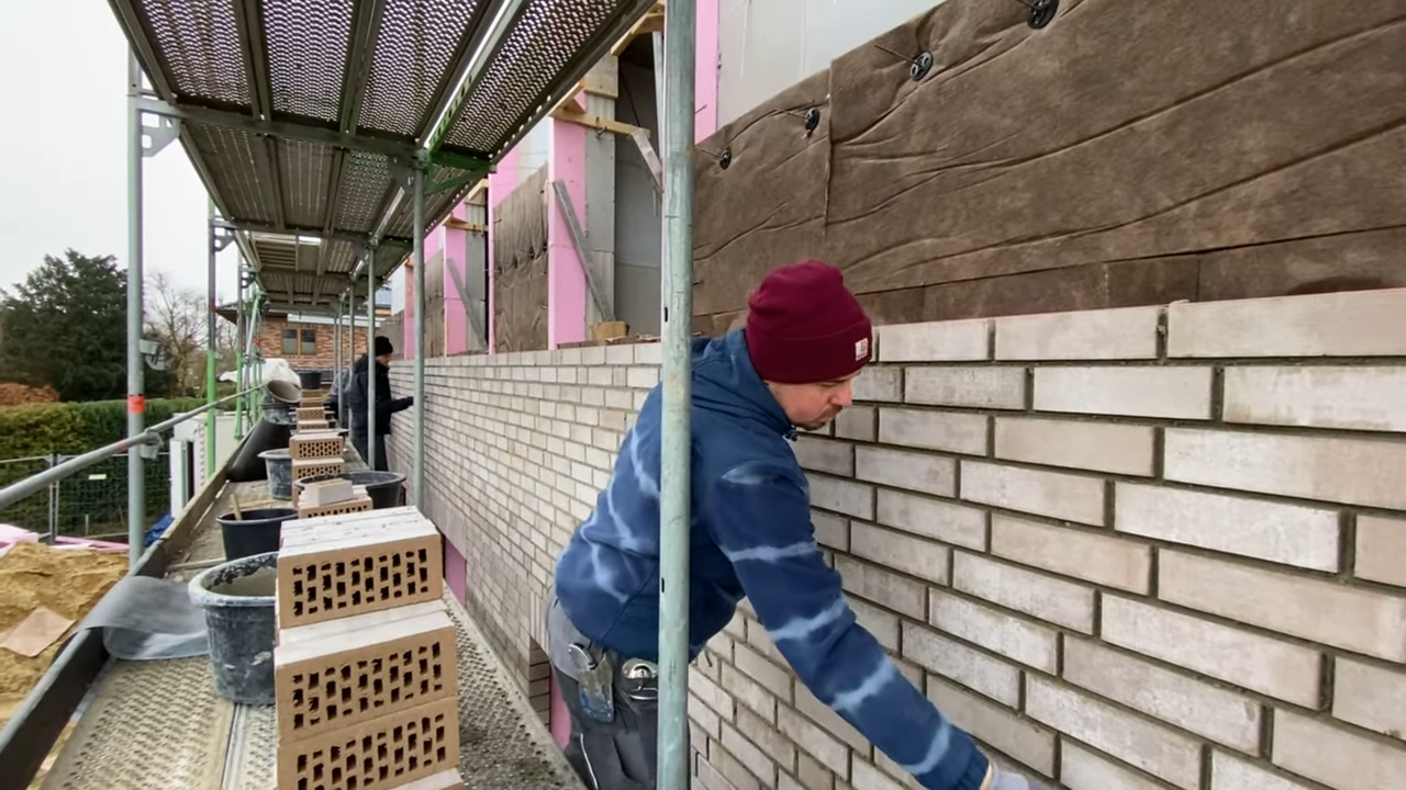 Bauarbeiten in Deutschland - Klinker-Mauerwerk auf der Baustelle