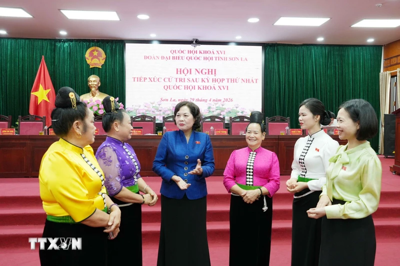 Phó Chủ tịch Quốc hội Nguyễn Thị Hồng tiếp xúc cử tri tại tỉnh Sơn La