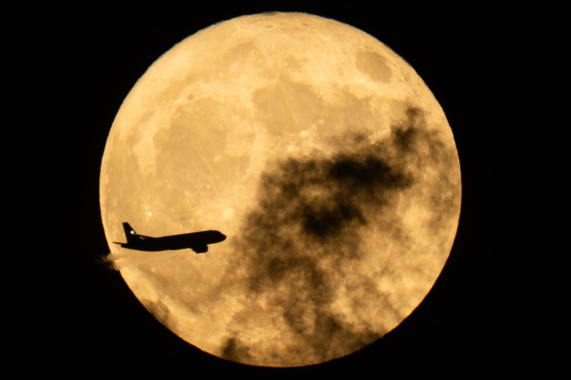 When will May’s flower moon rise and can it be seen in the UK?