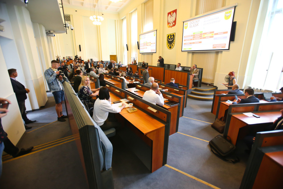 Sesja absolutoryjna w sejmiku Dolnego Śląska. Obrady zdominowały ...