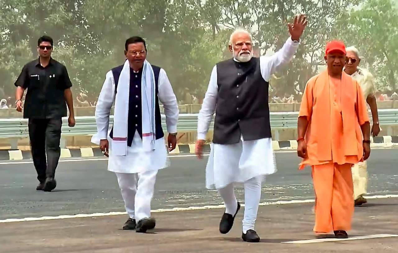 Modi inaugurates 594-km Ganga Expressway; Adityanath hails farmers for ...