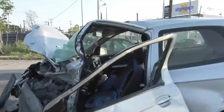 Θεσσαλονίκη: Αυτοκίνητο συγκρούστηκε με φορτηγό - Απεγκλωβίστηκε η ...