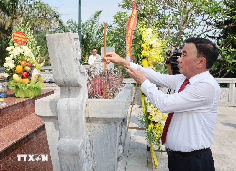 Thường trực Ban Bí thư Trần Cẩm Tú dâng hương tưởng niệm Tổng Bí thư ...