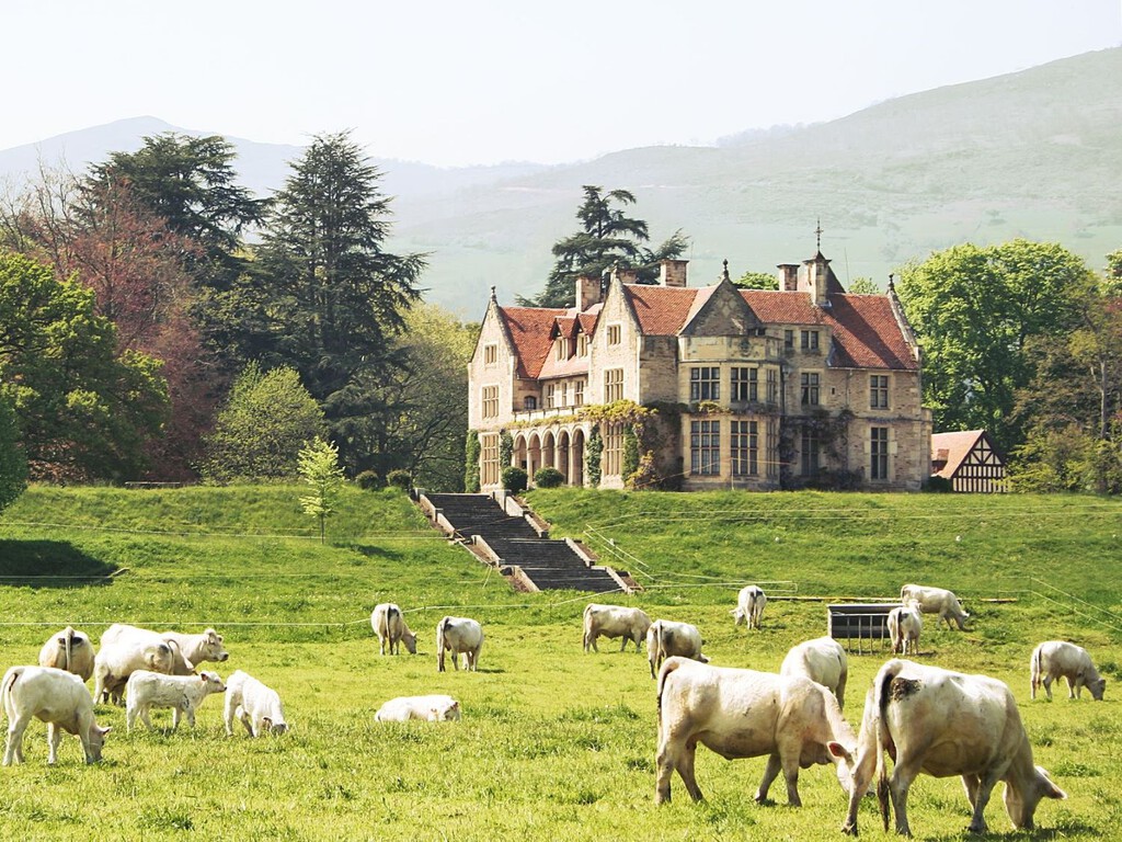 El pueblo rural de Cantabria con una mansión del siglo XIX a la que Tom ...