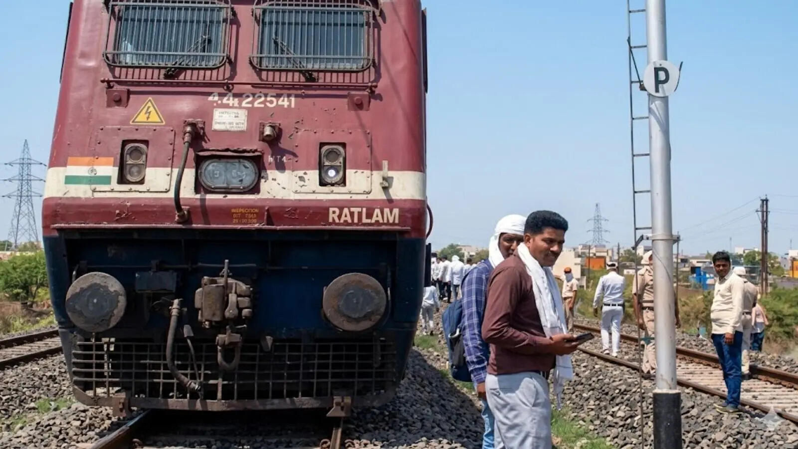 पटरियों तक पहुंची खेत में लगी आग, खतरा देख लोको पायलट ने 4 किलोमीटर ...