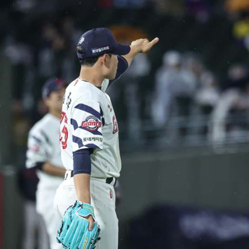 흔들리니 슬라이더X5... 김진욱 향한 김진욱 감독 당부 "붙어야 한다" [IS 부산]