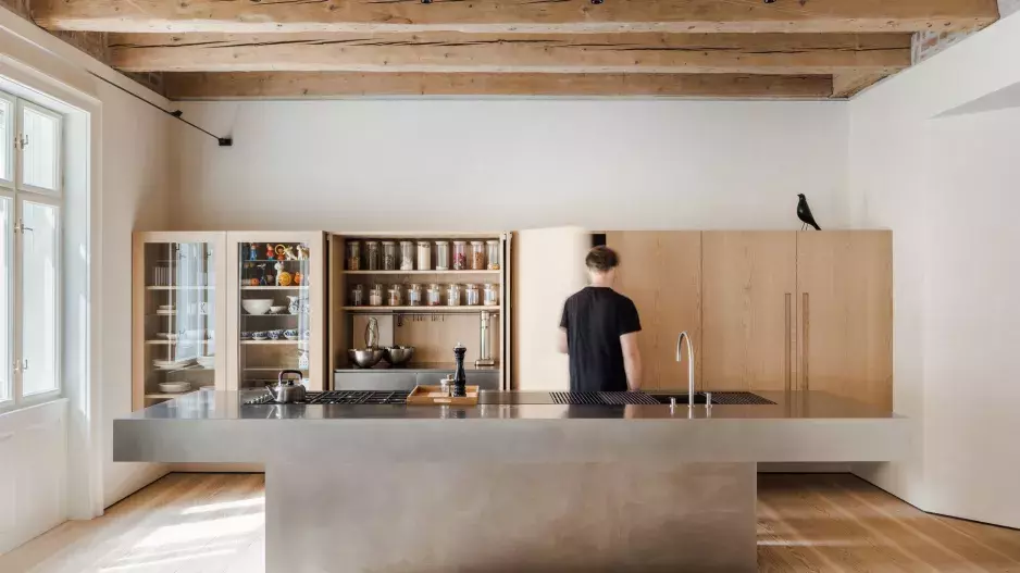 Stoletý byt v Bratislavě po důkladné rekonstrukci: Z členitých ...