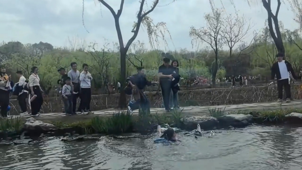 Unexpected dip at Slender West Lake, China