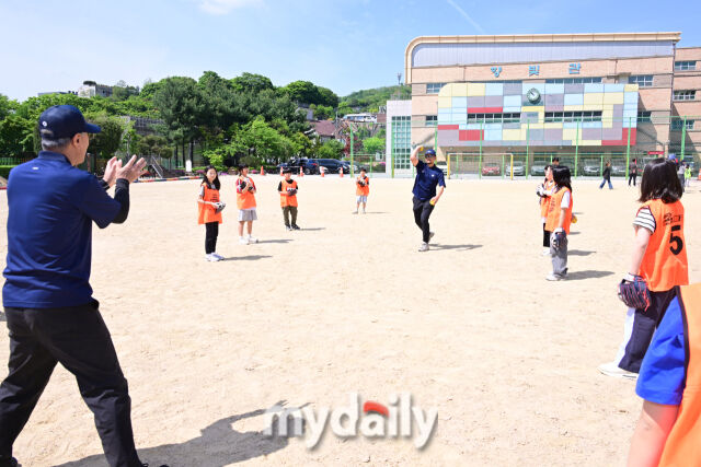 [MD포토] '2026 KBO 찾아가는 티볼교실' 시범 보이는 권오준