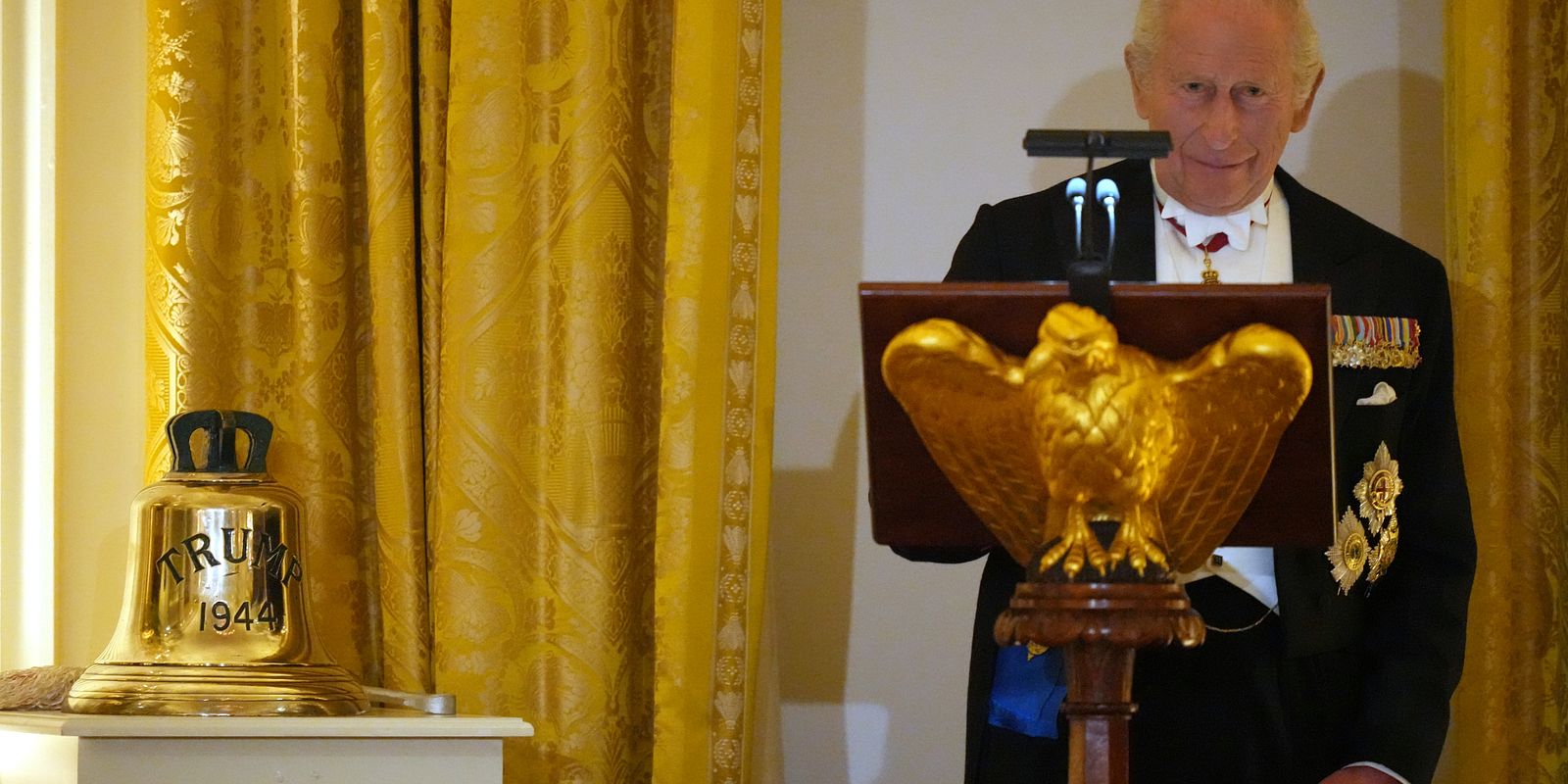 Skojade om cola och balsal – succé för Charles oväntat vågade skämt ...