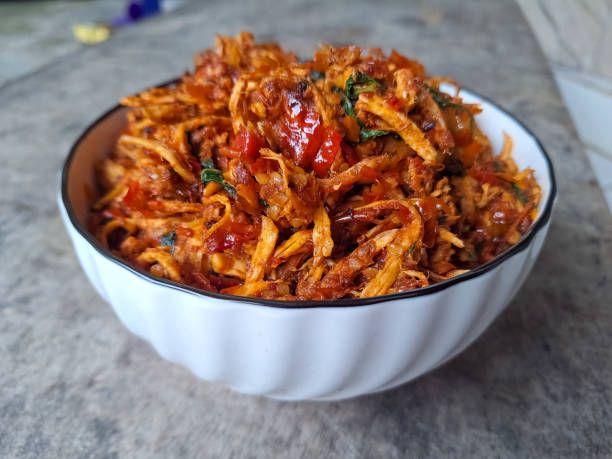 Resep ayam suwir bumbu rujak, menu praktis teman nasi hangat