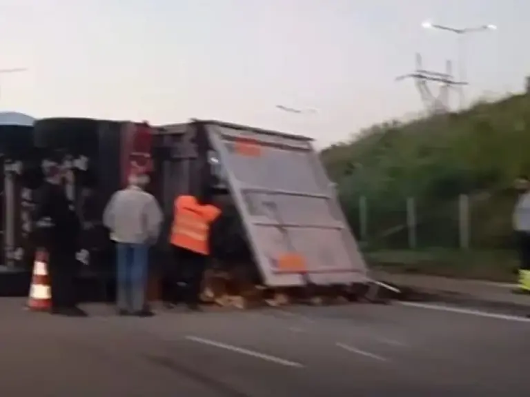 Αντίρριο: Νταλίκα με ξυλεία ανατράπηκε στην είσοδο της Γέφυρας – Μεγάλη ...