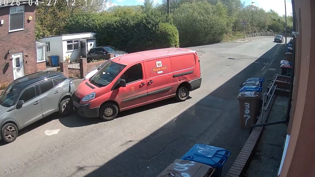 Postauto rollt los und prallt gegen geparktes Fahrzeug (Video)