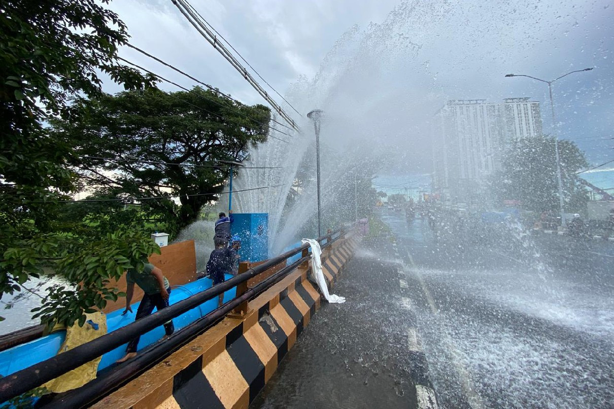 Pipa PDAM bocor di MERR Surabaya, air menyembur 2 meter ke jalanan