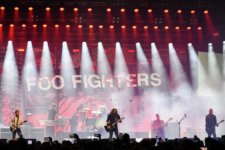 Foo Fighters kick off 'Take Cover' tour in Connecticut with nearly 3 ...