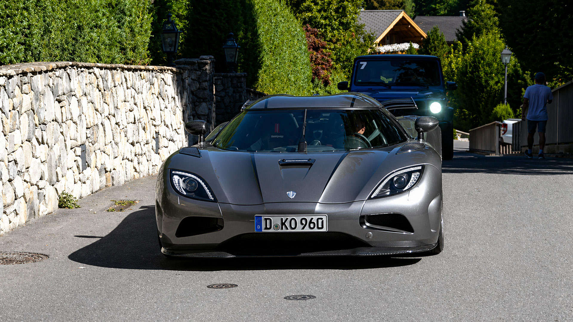 La rarissima Koenigsegg Agera sfreccia per una strada cittadina