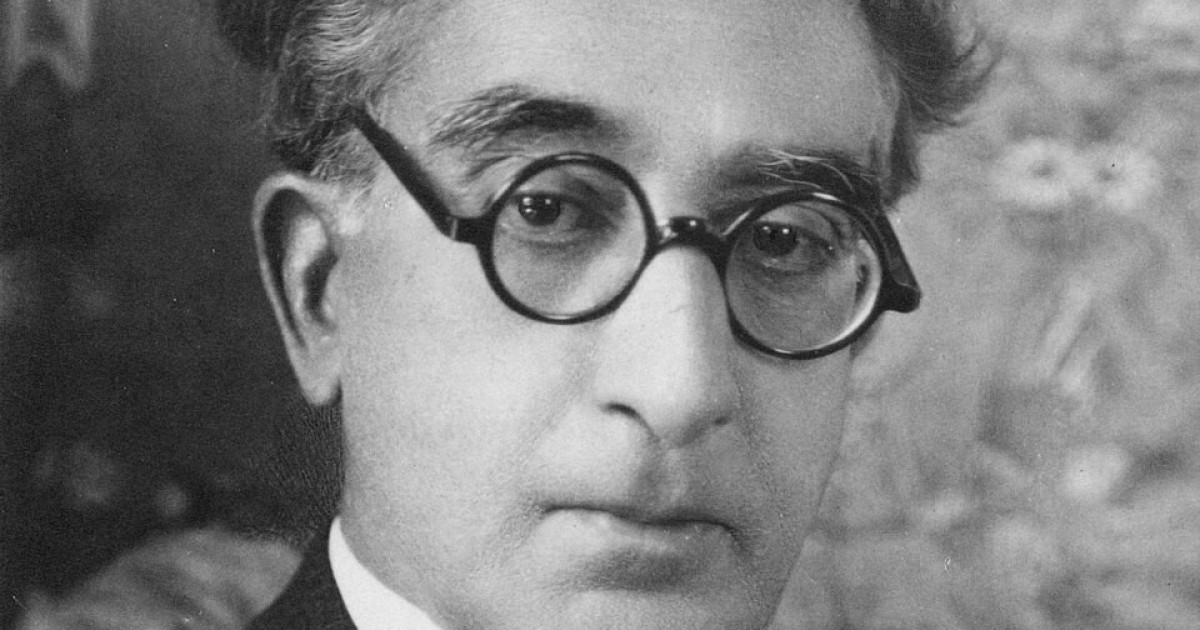 Το άγαλμα του Κωνσταντίνου Καβάφη κοσμεί πλέον τον πεζόδρομο της ...
