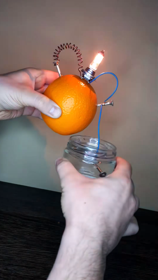 How to make electricity from an orange at home