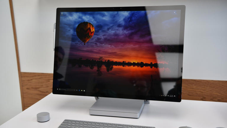 Microsoft should license the Surface Studio design to other manufacturers
