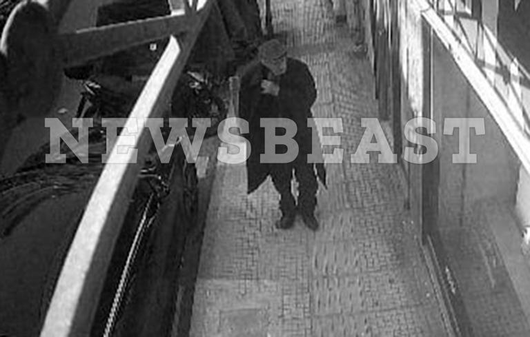 Εισιτήριο εξωτερικού, όπλο και απόκομμα εφημερίδας: Τι ανακάλυψαν οι ...