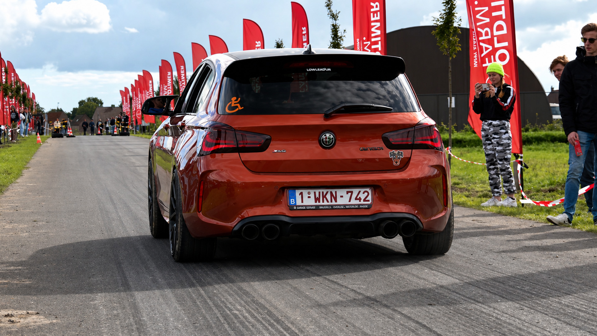 BMW M140i com aceleração forte e escape melhorado