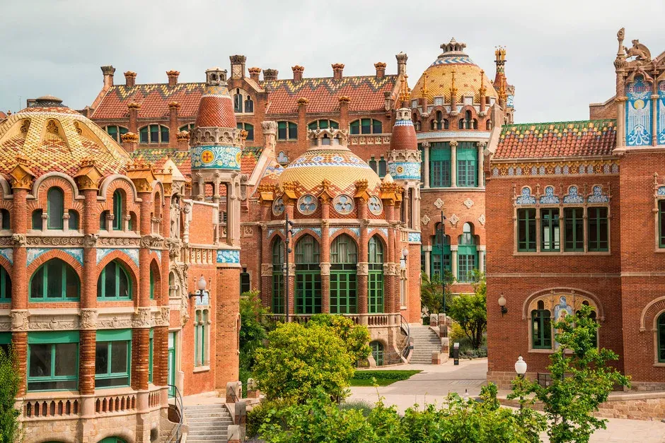 15 people share the most impressive buildings they've seen on their travels