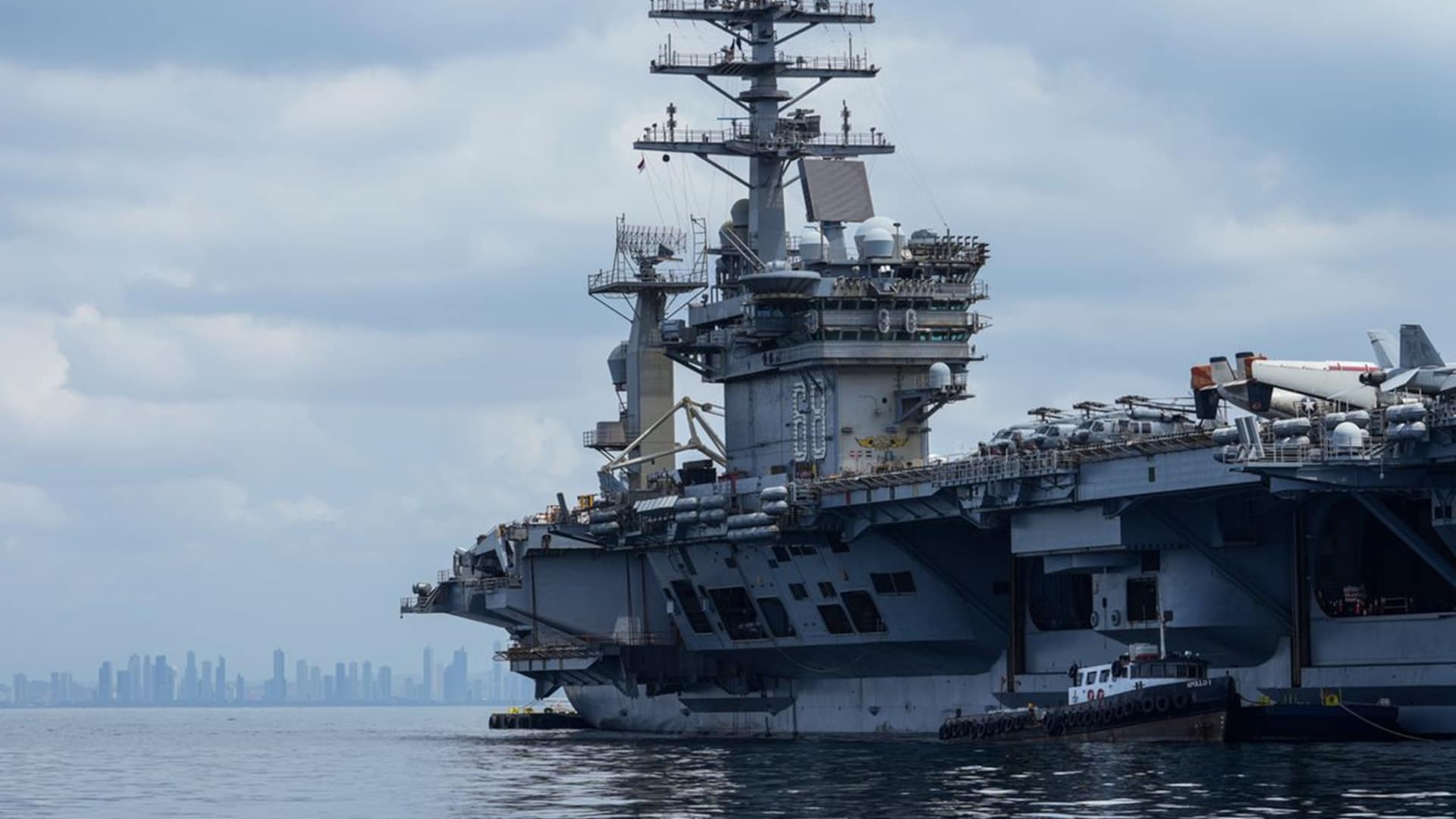 Superflugzeugträger der US-Marine durchquert die Magellanstraße in ...