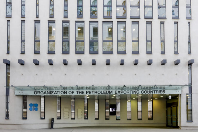Η Ρωσία θα παραμείνει στον ΟΠΕΚ παρά την αποχώρηση των ΗΑΕ