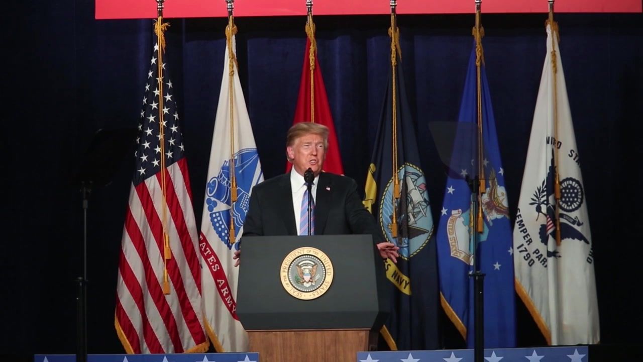 Trump stops in middle of state dinner speech to deliver awkward praise