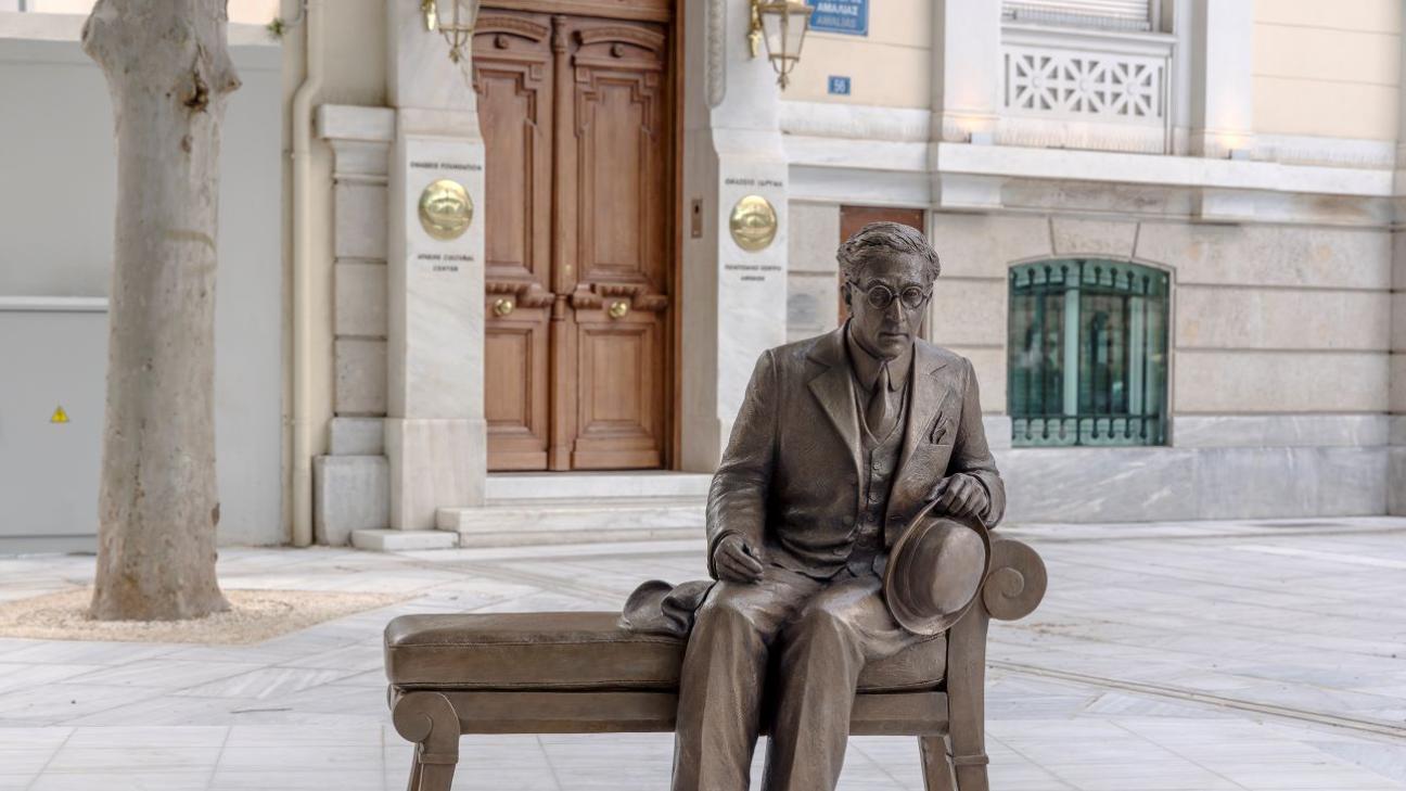 Ο Καβάφης «επιστρέφει» στην Αθήνα: Το νέο γλυπτό που απέκτησε η πόλη