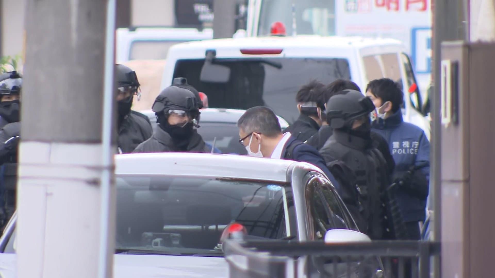 東京・福生市“ハンマー男”逃走中 防犯カメラに自宅裏口から逃走する姿 グレーのスウェット姿で丸刈り