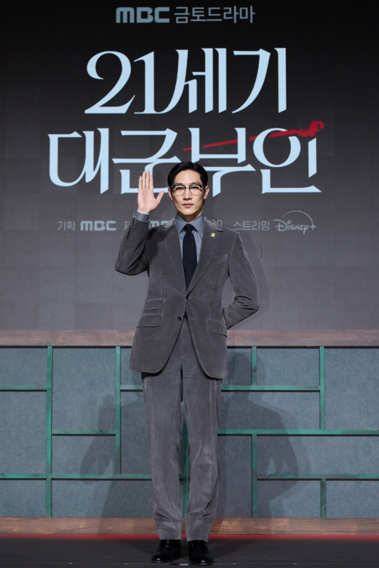 【韓国エンタメ】IU×ビョン・ウソクW主演 ドラマ『21世紀の大君夫人』最強ビジュコンビが演じる王族と財閥令嬢の身分を超えた恋から目が離せない ...