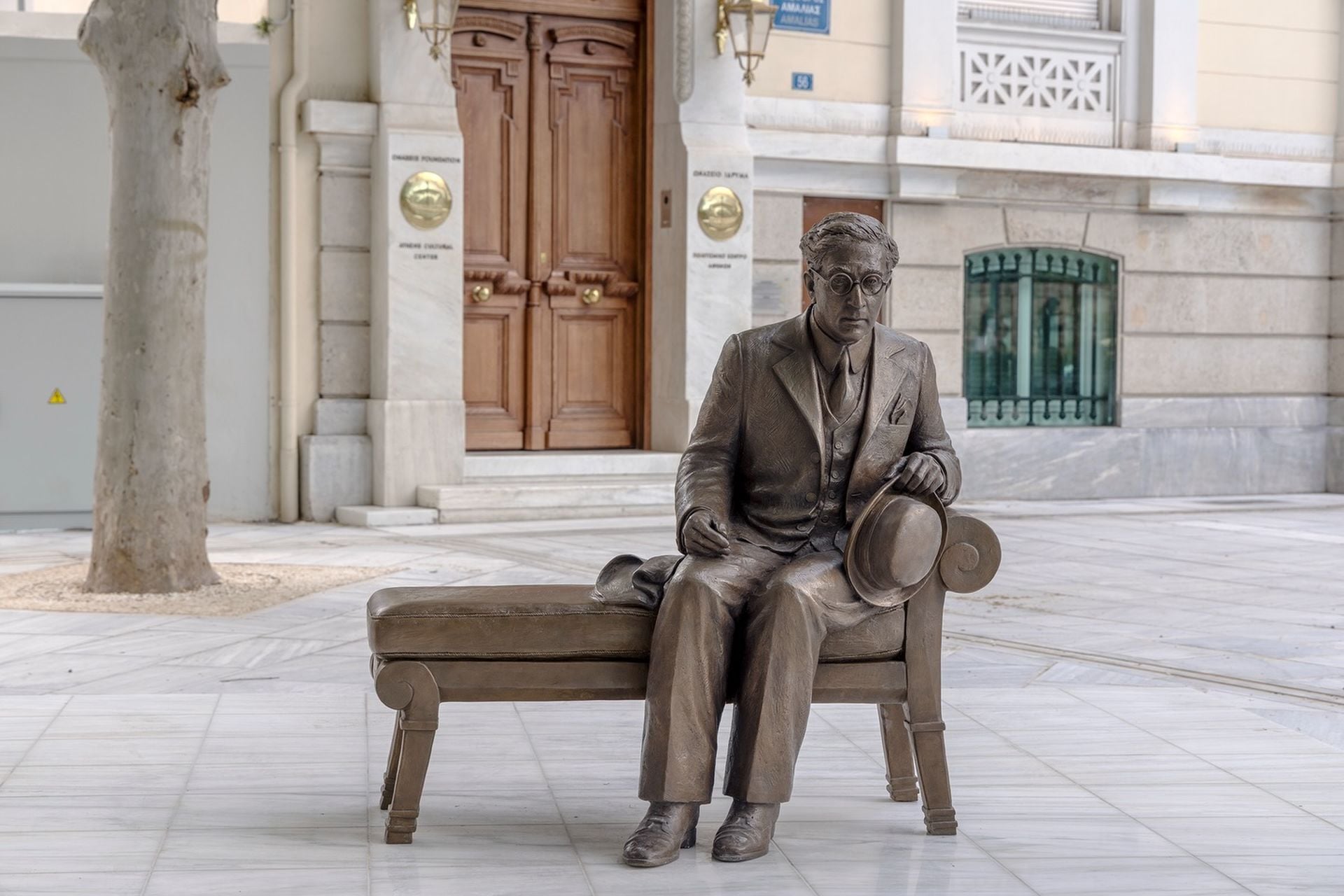 «Ο Καβάφης επιστρέφει στην Αθήνα» – Το νέο τοπόσημο στο κέντρο και το ...
