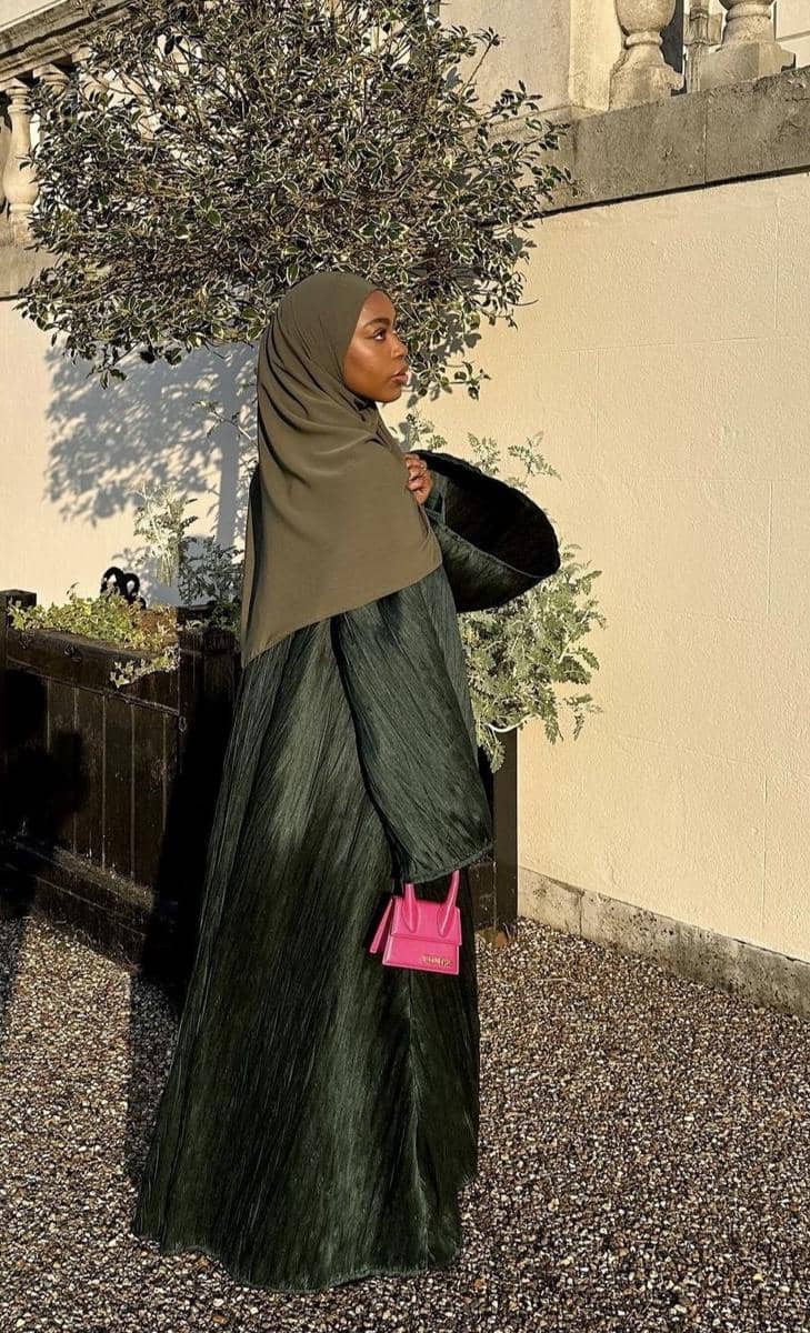 5 warna jilbab yang bikin gamis hijau botol terlihat lebih elegan