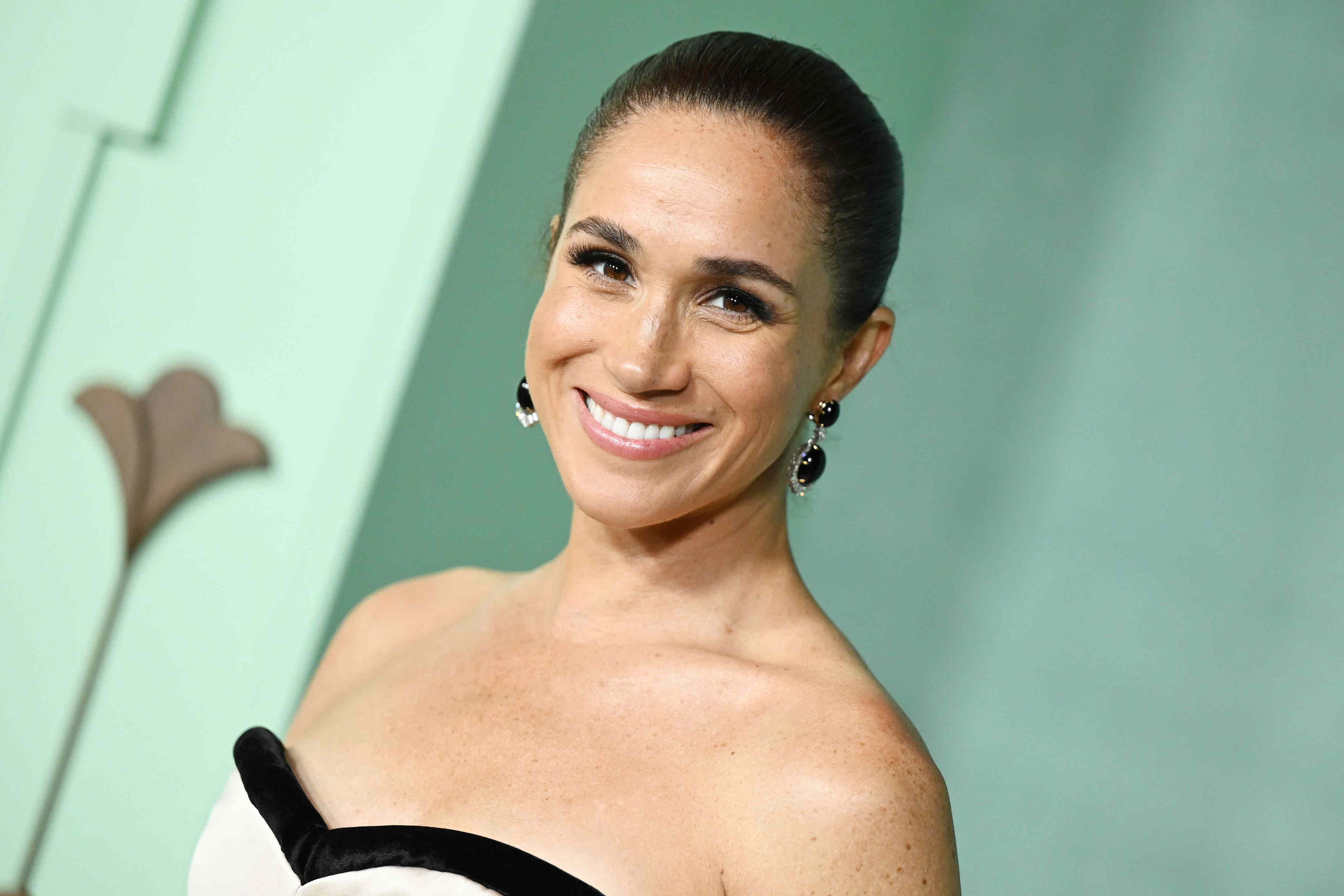 Meghan Markle hiked in the podiatrist-approved sneakers shoppers say ...