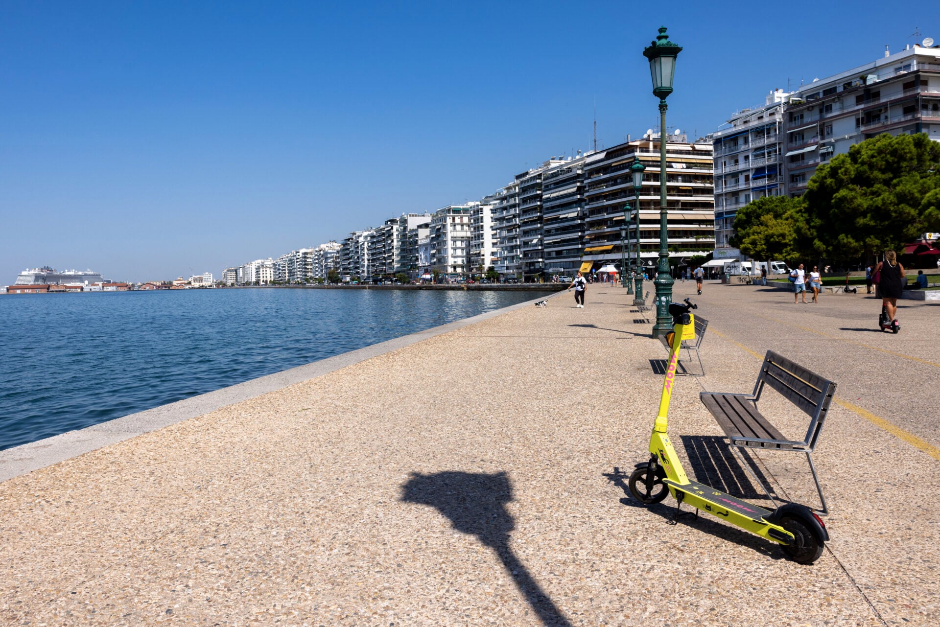 Θρίλερ στη Θεσσαλονίκη: Φοιτητής απειλεί να πέσει από τον τρίτο όροφο ...