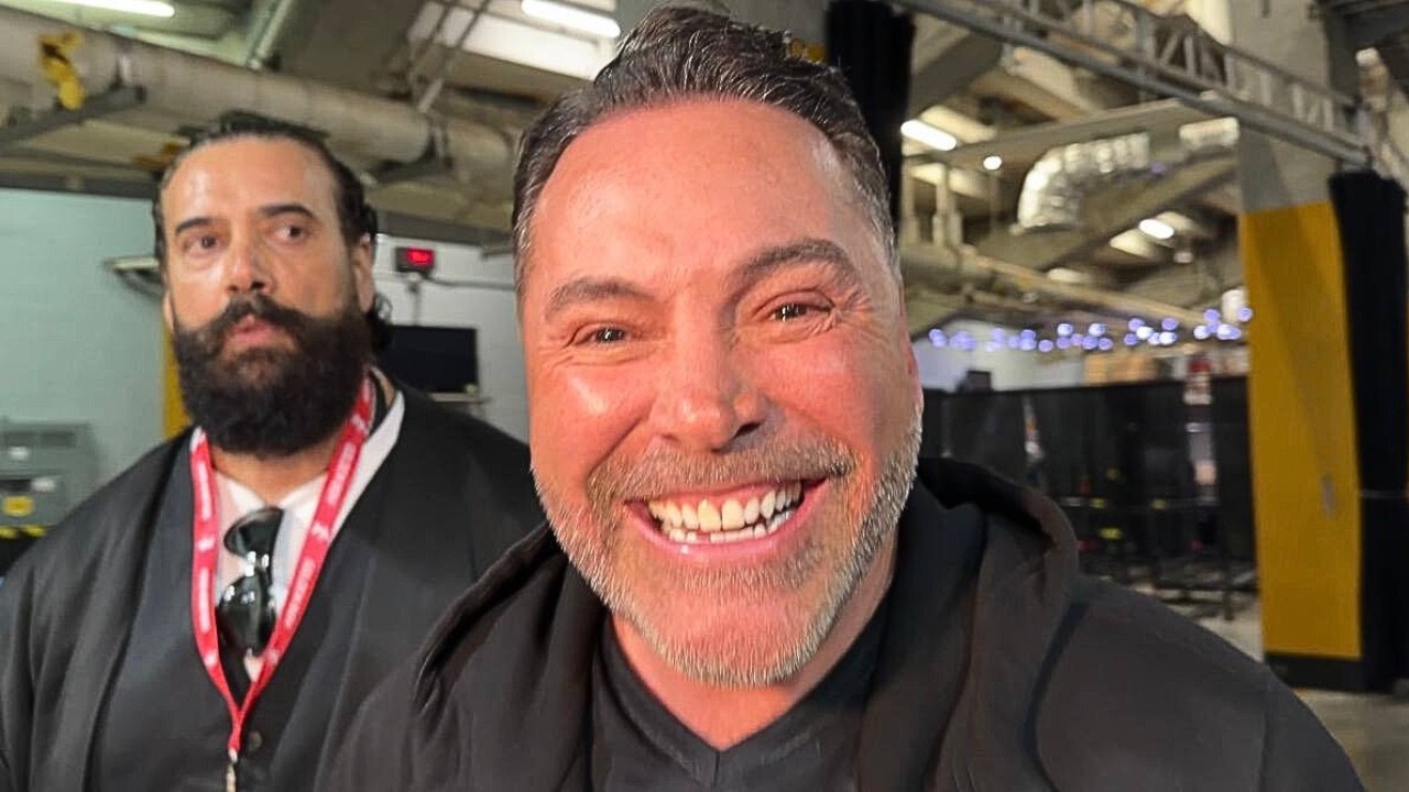Oscar De La Hoya laughs at Haney–Rolly fight