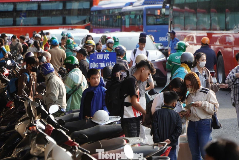 Lỉnh kỉnh hành lý, người dân ùn ùn rời TPHCM bắt đầu nghỉ lễ 30/4