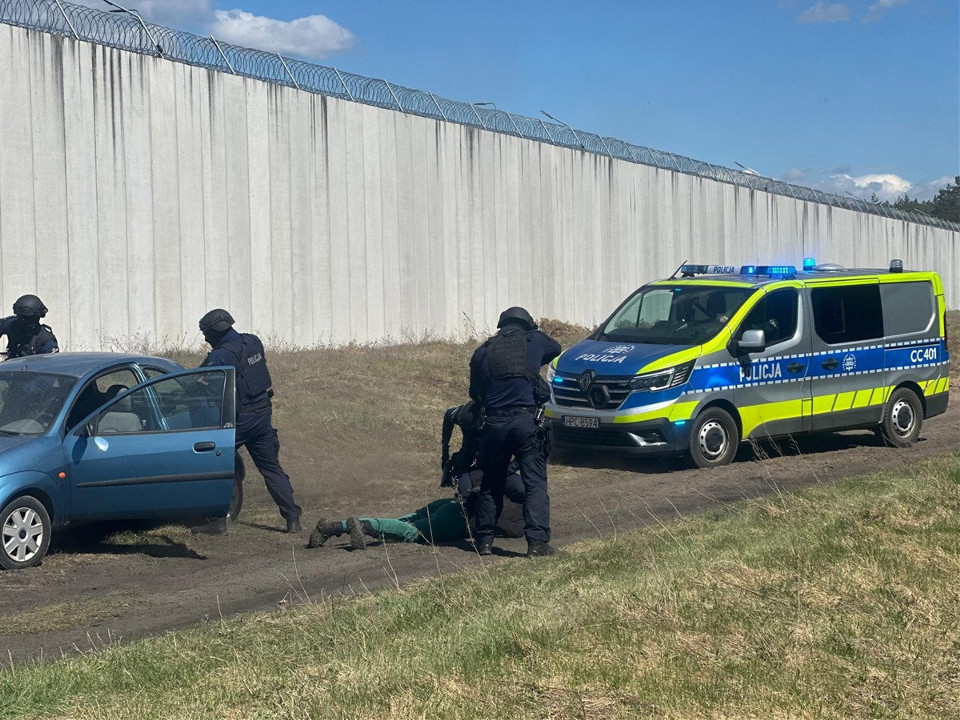 Dron nad zakładem karnym i podejrzany pakunek. Wspólne ćwiczenia służb ...