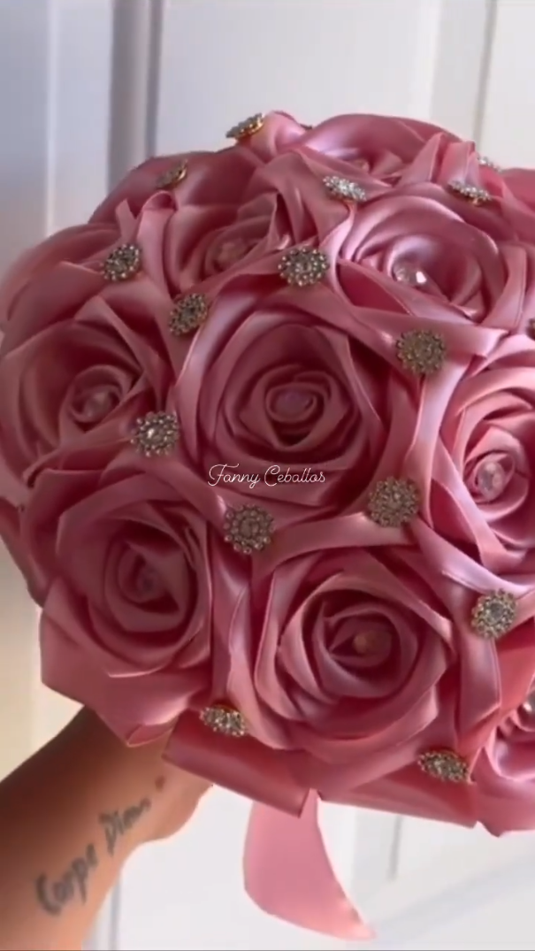 Ramo de XV con rosas eternas idea creativa para celebraciones