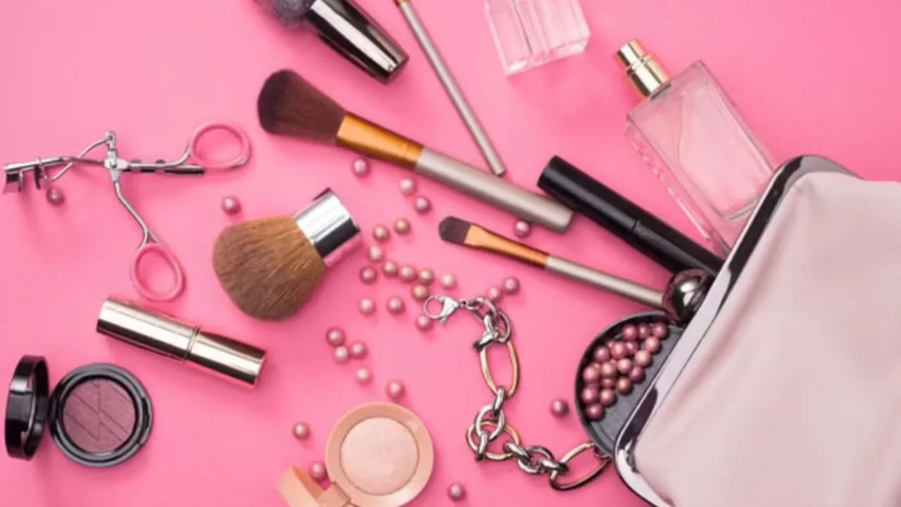 मात्र ₹1000 में तैयार करें प्रोफेशनल मेकअप किट, हर लड़की के लिए बजट गाइड!