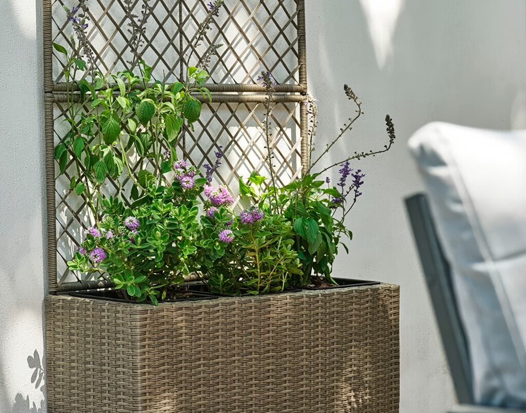 Jysk tiene una jardinera con celosía ideal para añadir privacidad a ...