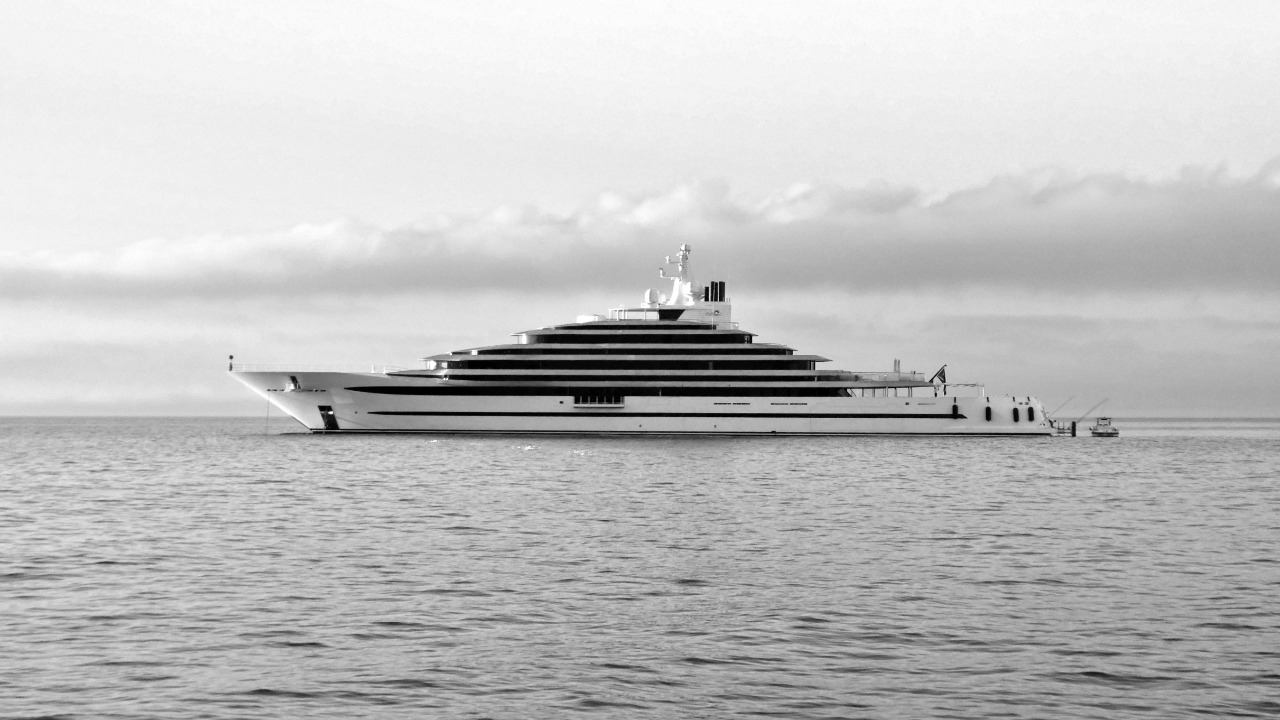 Source says US and Iran let Russian superyacht cross Hormuz