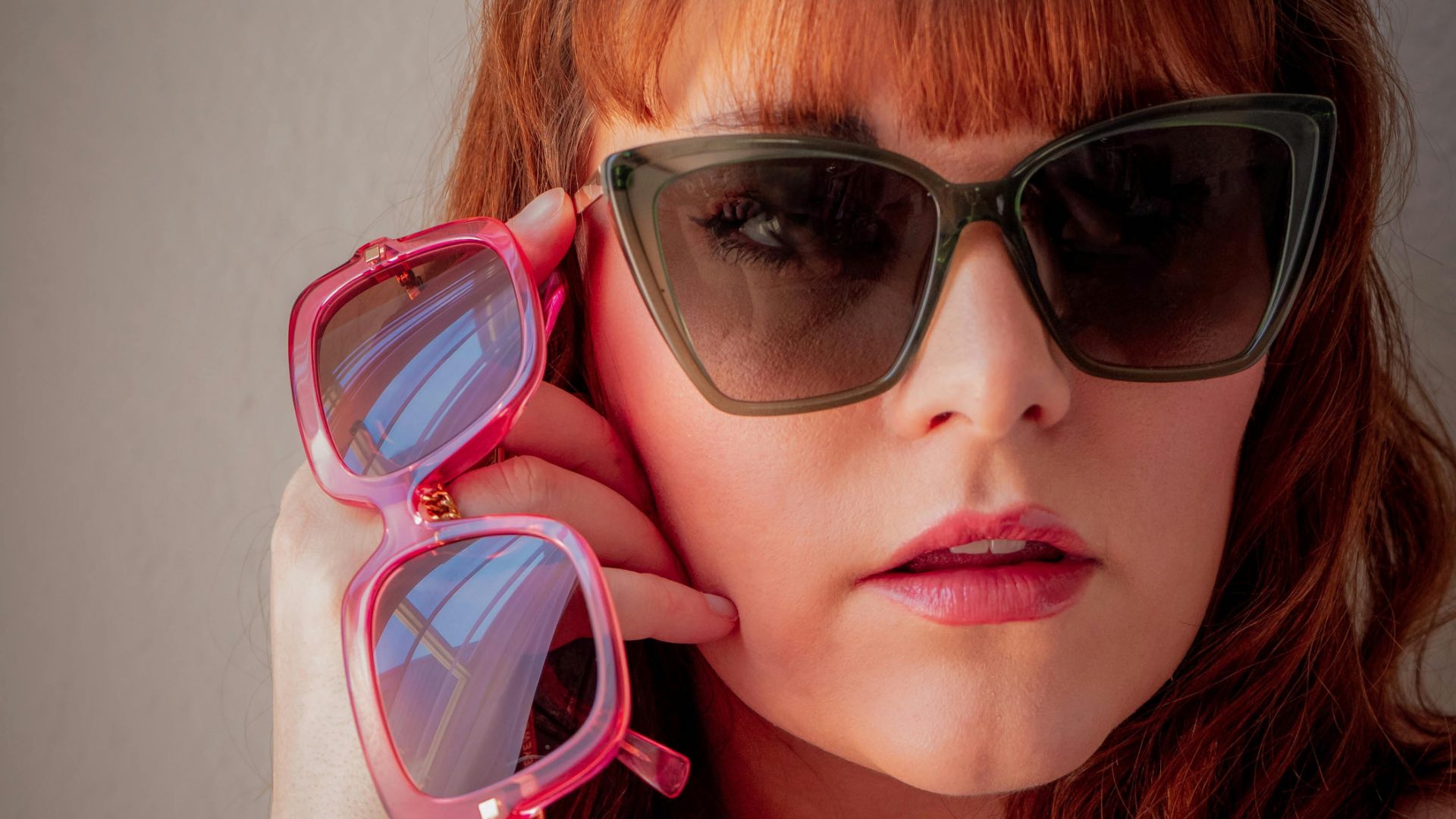 Oversized glasses inspired by the 2000s are back in fashion