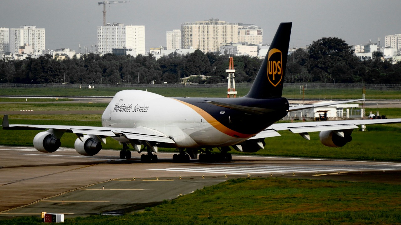 UPS jet aborts Louisville landing after FAA says small plane neared runway