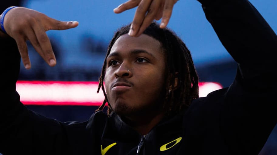Dakorien Moore shines at Oregon track & field event as teammates go crazy