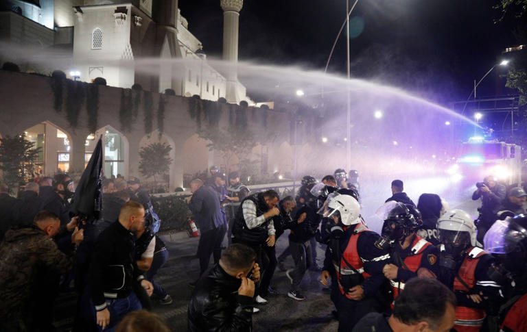 Αλβανία: Συγκρούσεις σε αντικυβερνητική διαδήλωση – Η αστυνομία ...