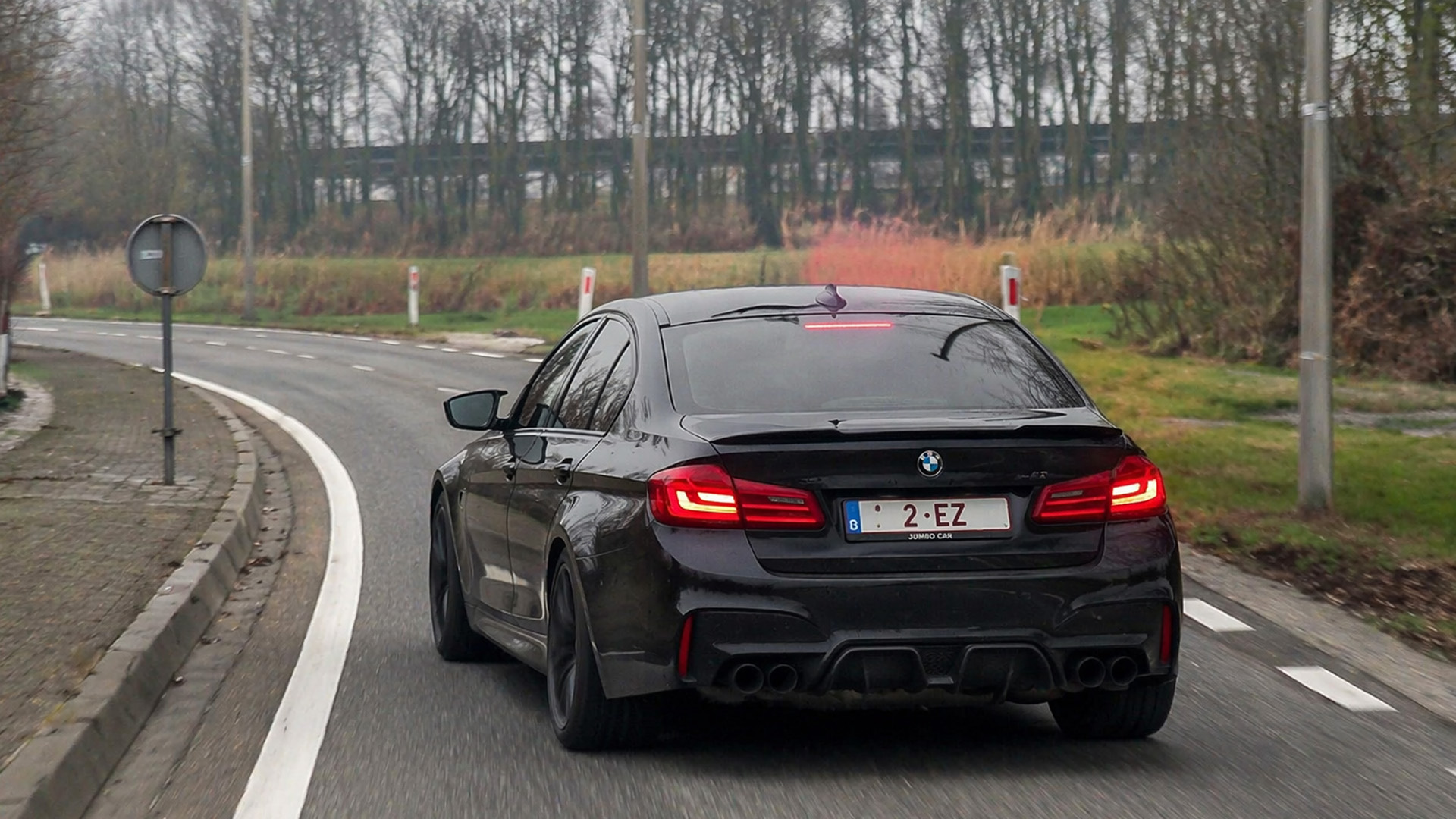 BMW M5 burnout en spannend straatmoment