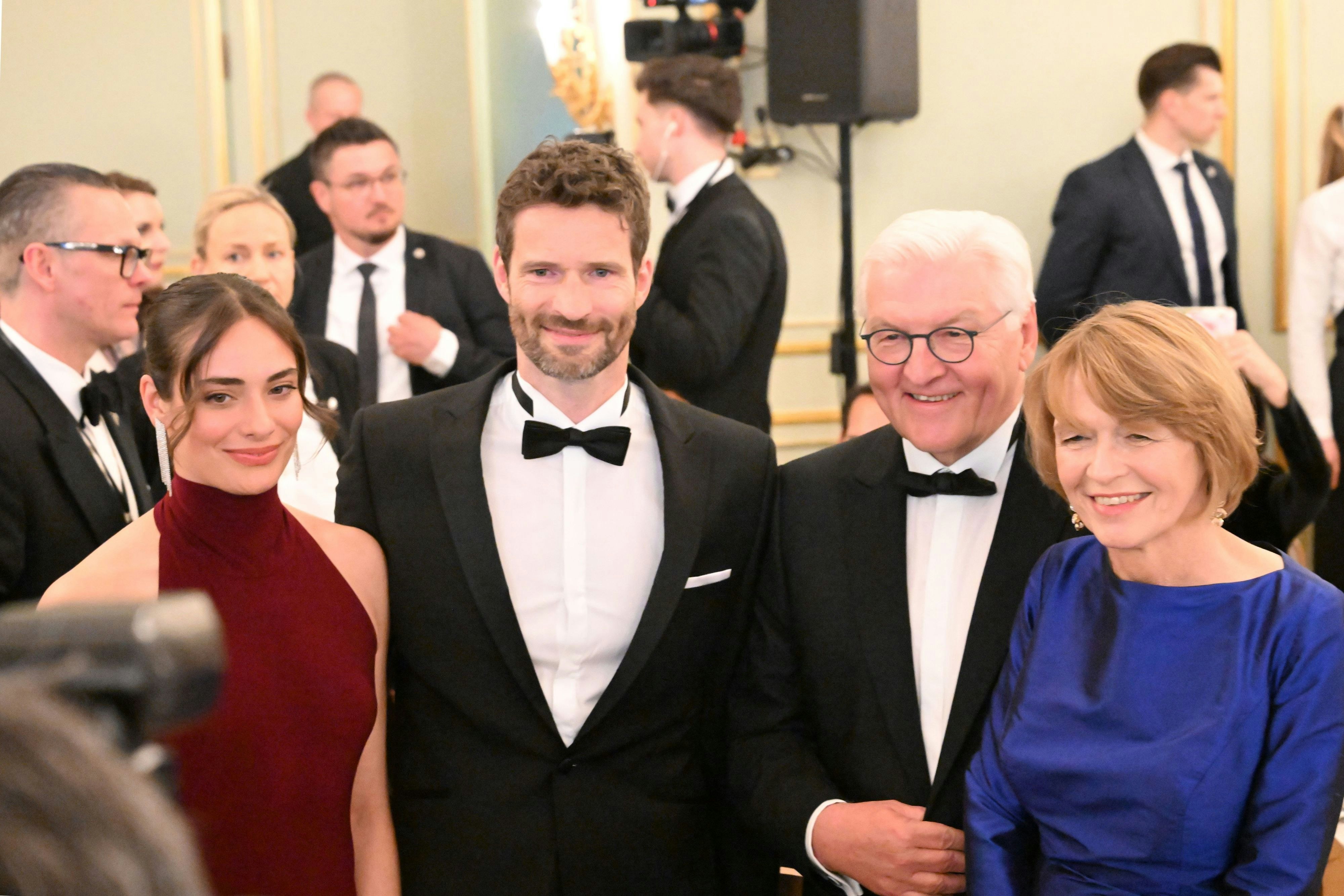 „Sie ist Profitänzerin“: Arne Friedrich zeigt sich überraschend mit ...